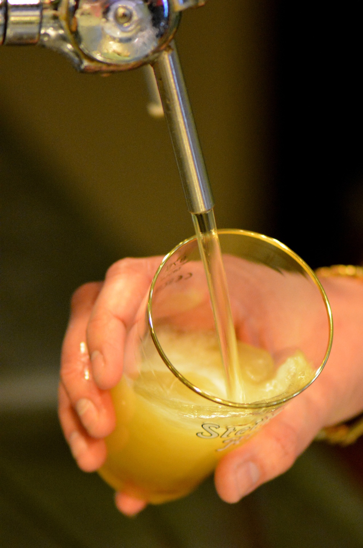 AB Inbev, dona da Ambev (ABEV3), pede empréstimos de US$ 9 bi ...