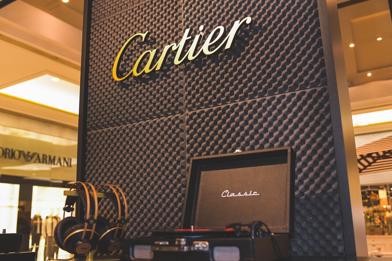 Ações da Richemont, proprietária da Cartier, sobem 6%